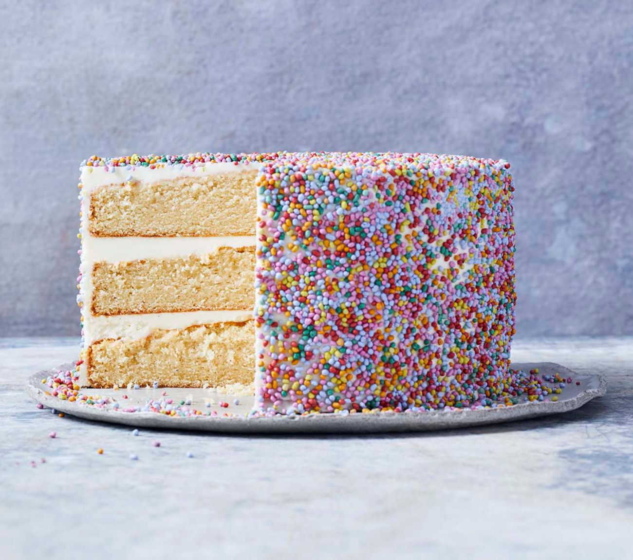 Create a delicious masterpiece with decorate vanilla cake ideas